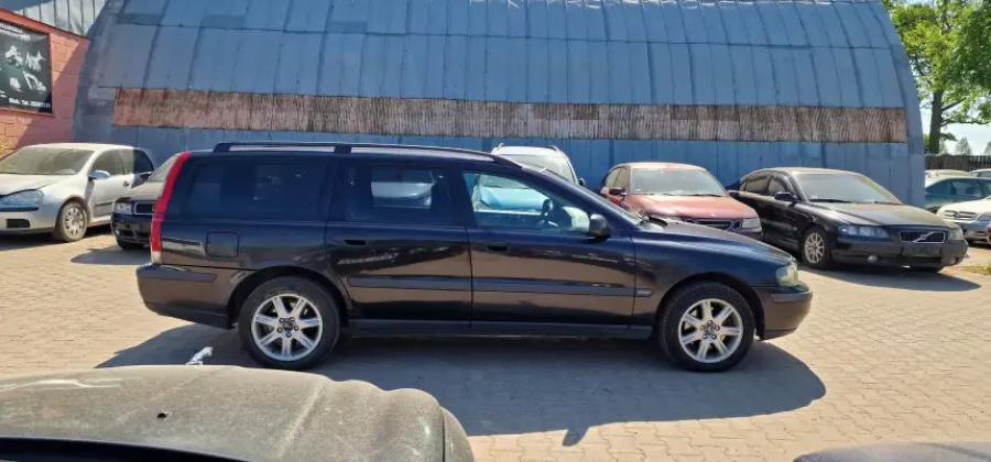 Black Volvo V70 2002 in Valmiera, with an engine capacity of 2.40 L and mileage of 560 thousand km for 1400 €, photo 3 on AUTOMOTO.COM.LV