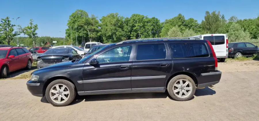 Black Volvo V70 2002 in Valmiera, with an engine capacity of 2.40 L and mileage of 560 thousand km for 1400 €, photo 6 on AUTOMOTO.COM.LV