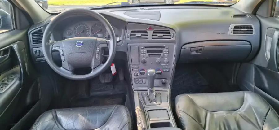Black Volvo V70 2002 in Valmiera, with an engine capacity of 2.40 L and mileage of 560 thousand km for 1400 €, photo 8 on AUTOMOTO.COM.LV