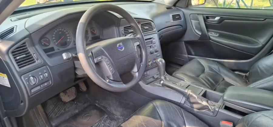 Black Volvo V70 2002 in Valmiera, with an engine capacity of 2.40 L and mileage of 560 thousand km for 1400 €, photo 9 on AUTOMOTO.COM.LV