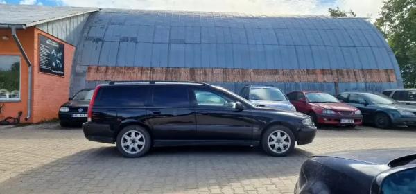 Melns Volvo V70 2002 Valmiera, ar dzinēja tilpumu 2.40 L un nobraukumu 373 tūkst. km par 1150 €, foto 2 vietnē AUTOMOTO.COM.LV