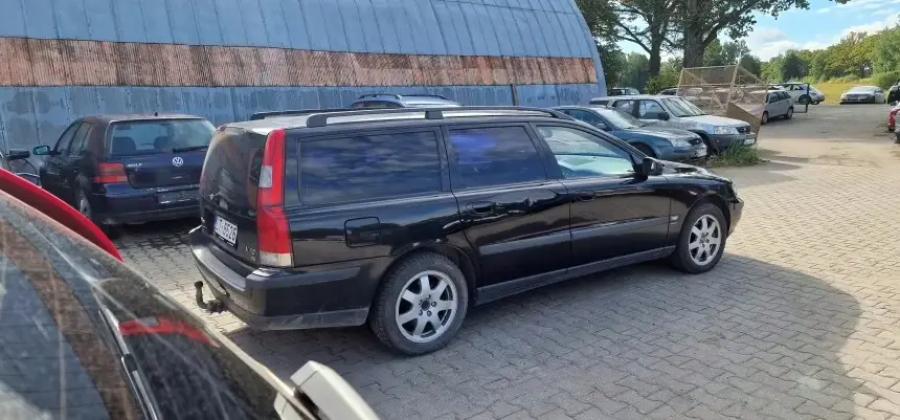 Black Volvo V70 2002 in Valmiera, with an engine capacity of 2.40 L and mileage of 373 thousand km for 1150 €, photo 4 on AUTOMOTO.COM.LV