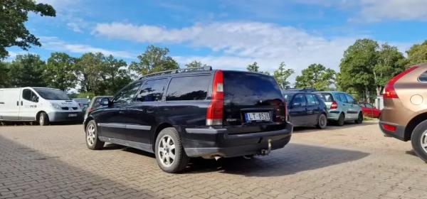 Black Volvo V70 2002 in Valmiera, with an engine capacity of 2.40 L and mileage of 373 thousand km for 1150 €, photo 5 on AUTOMOTO.COM.LV