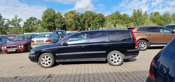 Black Volvo V70 2002 in Valmiera, with an engine capacity of 2.40 L and mileage of 373 thousand km for 1150 €, photo 6 on AUTOMOTO.COM.LV