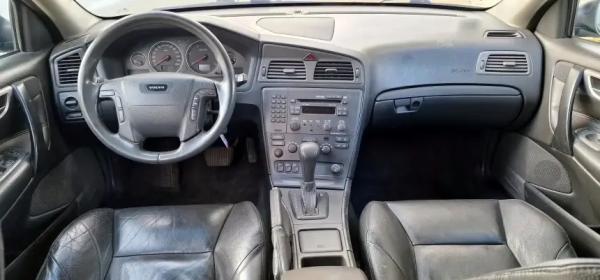 Black Volvo V70 2002 in Valmiera, with an engine capacity of 2.40 L and mileage of 373 thousand km for 1150 €, photo 9 on AUTOMOTO.COM.LV