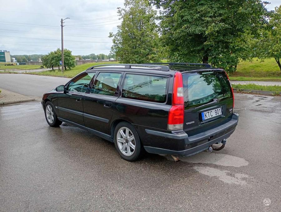 Black Volvo V70 2002 in Kaunas, with an engine capacity of 2.40 L and mileage of 314 thousand km for 1100 €, photo 1 on AUTOMOTO.COM.LV