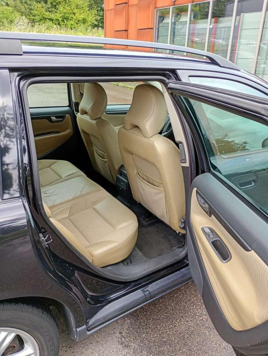 Black Volvo V70 2002 in Kaunas, with an engine capacity of 2.40 L and mileage of 314 thousand km for 1100 €, photo 5 on AUTOMOTO.COM.LV