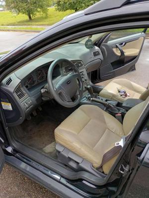Black Volvo V70 2002 in Kaunas, with an engine capacity of 2.40 L and mileage of 314 thousand km for 1100 €, photo 7 on AUTOMOTO.COM.LV