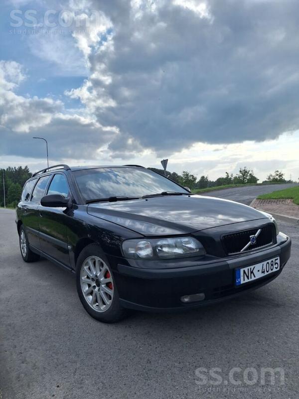 Melns Volvo V70 2002 Ogre, ar dzinēja tilpumu 2.40 L un nobraukumu 379 tūkst. km par 1450 €, foto 1 vietnē AUTOMOTO.COM.LV