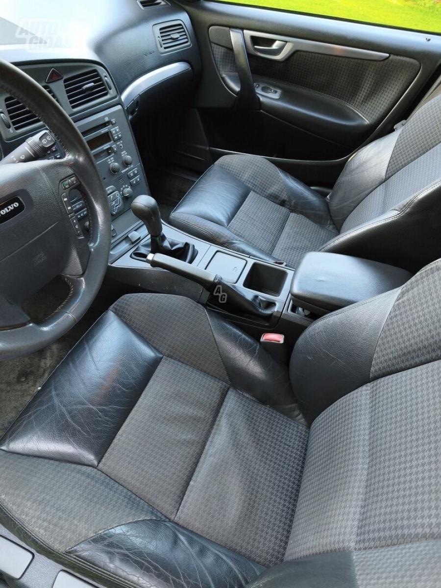 Black Volvo V70 2002 in Vilnius, with an engine capacity of 2.40 L and mileage of 481 thousand km for 950 €, photo 7 on AUTOMOTO.COM.LV