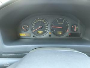 Black Volvo V70 2002 in Vilnius, with an engine capacity of 2.40 L and mileage of 481 thousand km for 950 €, photo 8 on AUTOMOTO.COM.LV