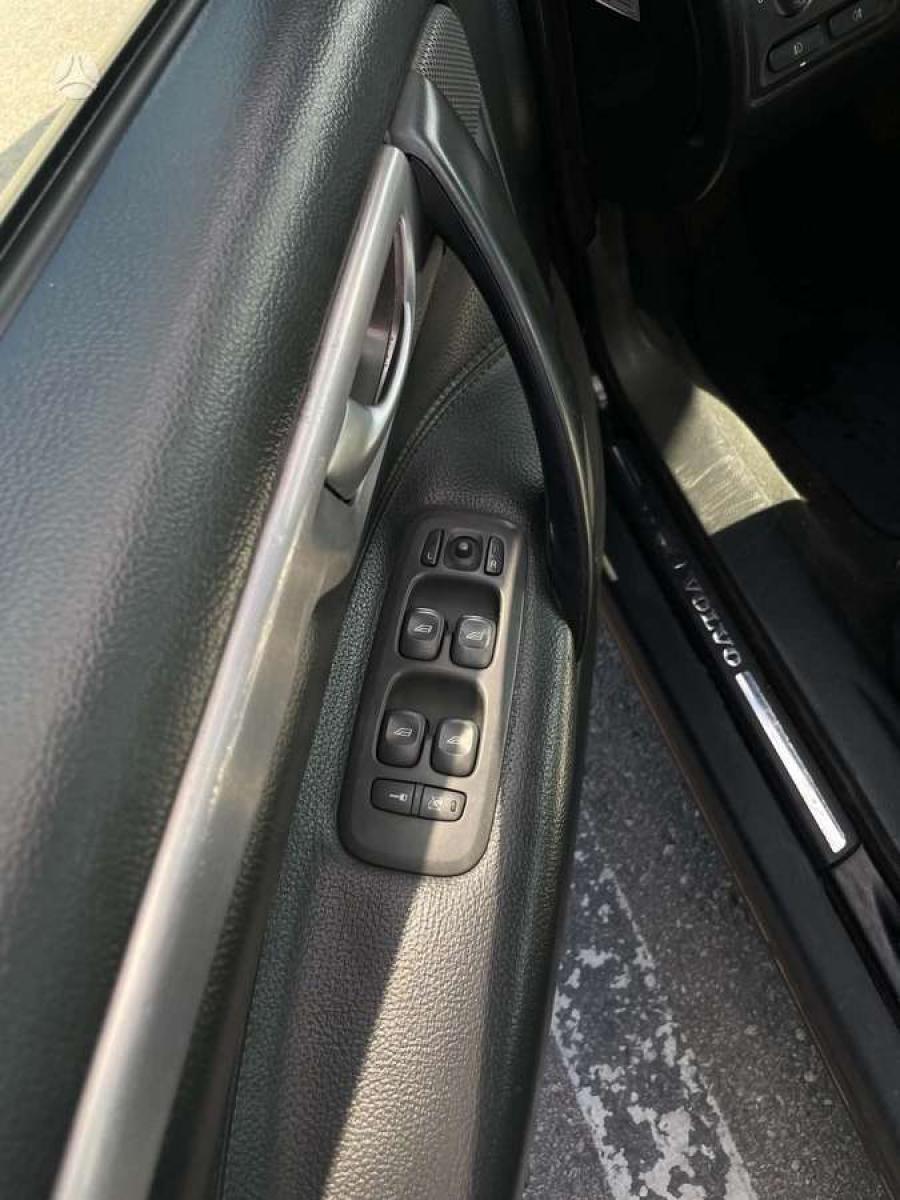 Melns Volvo V70 2002 Viļņa, ar dzinēja tilpumu 2.40 L un nobraukumu 368 tūkst. km par 1300 €, foto 18 vietnē AUTOMOTO.COM.LV