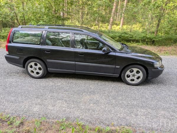 Melns Volvo V70 2002 Cēsis, ar dzinēja tilpumu 2.40 L un nobraukumu 392 tūkst. km par 990 €, foto 4 vietnē AUTOMOTO.COM.LV
