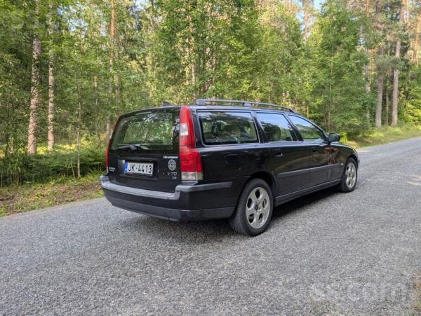 Melns Volvo V70 2002 Cēsis, ar dzinēja tilpumu 2.40 L un nobraukumu 392 tūkst. km par 990 €, foto 5 vietnē AUTOMOTO.COM.LV
