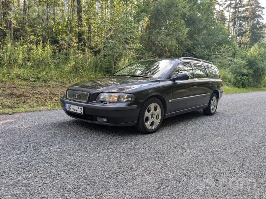 Melns Volvo V70 2002 Cēsis, ar dzinēja tilpumu 2.40 L un nobraukumu 392 tūkst. km par 990 €, foto 1 vietnē AUTOMOTO.COM.LV