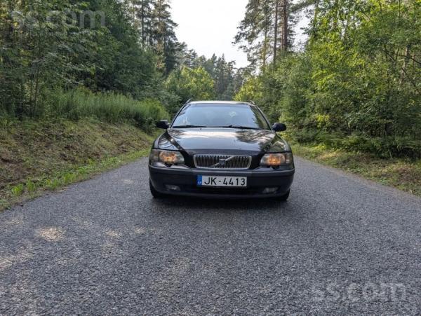 Черный Вольво В70 2002 в Цесис, объемом двигателя 2.40 л и пробегом 392 тыс. км за 990 €, фото 2 на AUTOMOTO.COM.LV