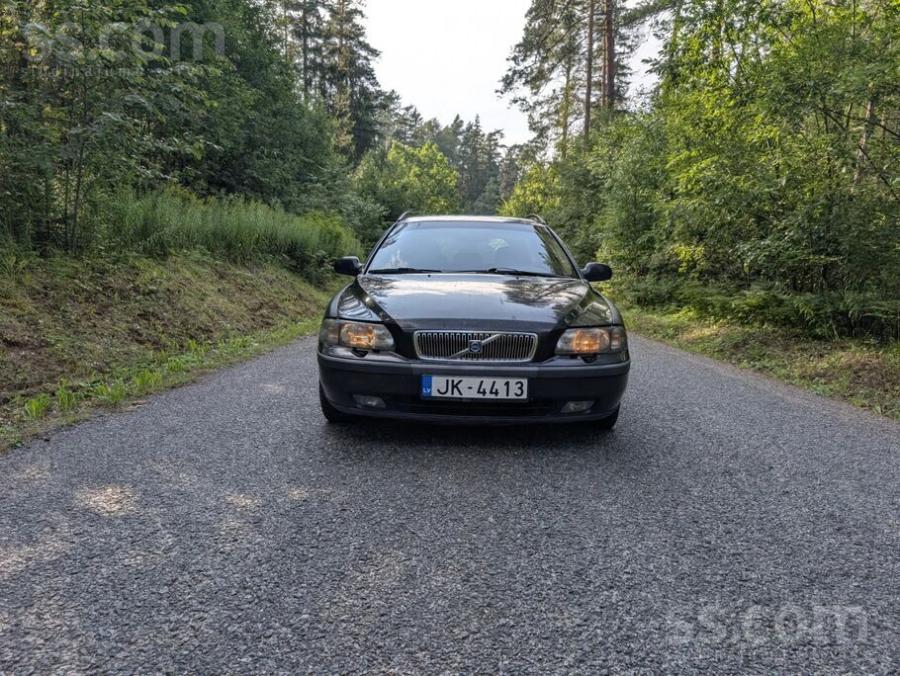 Melns Volvo V70 2002 Cēsis, ar dzinēja tilpumu 2.40 L un nobraukumu 392 tūkst. km par 990 €, foto 3 vietnē AUTOMOTO.COM.LV