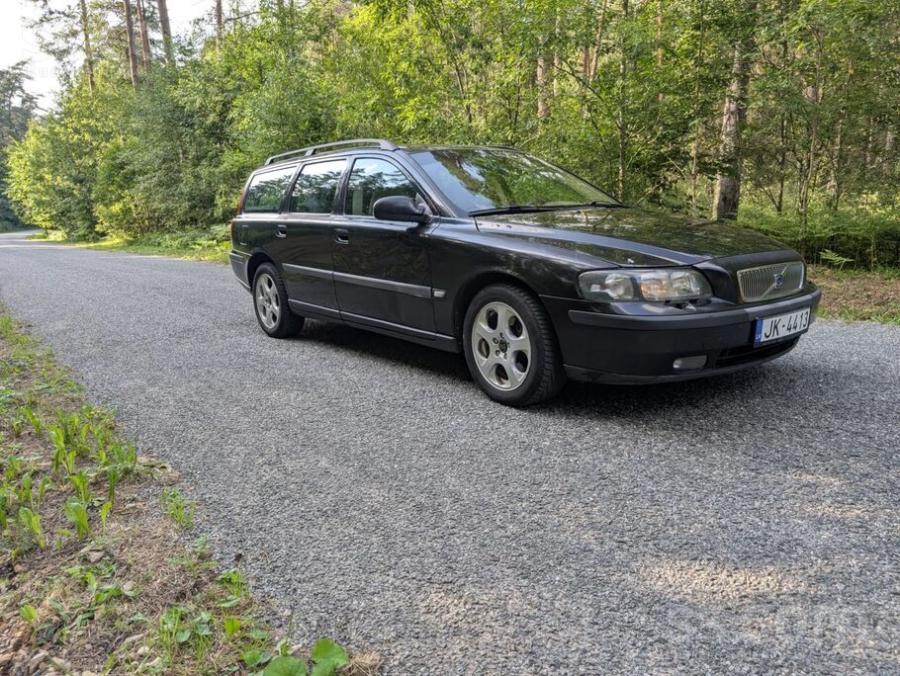Melns Volvo V70 2002 Cēsis, ar dzinēja tilpumu 2.40 L un nobraukumu 392 tūkst. km par 990 €, foto 4 vietnē AUTOMOTO.COM.LV