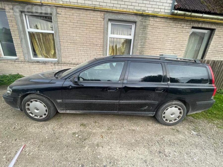Black Volvo V70 2002 in Jurmala, with an engine capacity of 2.40 L and mileage of 462 thousand km for 700 €, photo 3 on AUTOMOTO.COM.LV