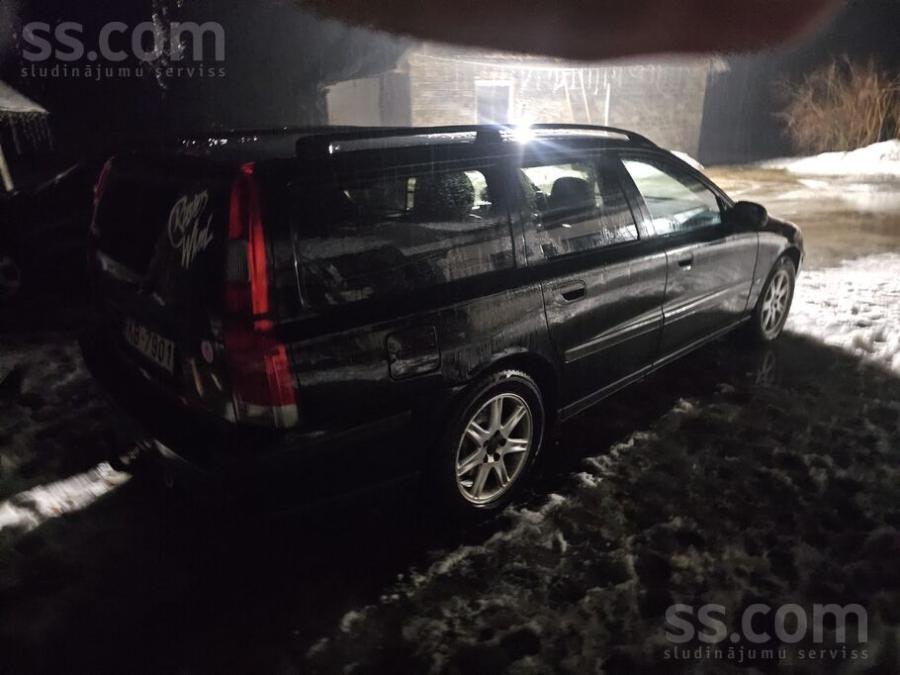 Melns Volvo V70 2002 Valmiera, ar dzinēja tilpumu 2.40 L un nobraukumu 452 tūkst. km par 1300 €, foto 3 vietnē AUTOMOTO.COM.LV