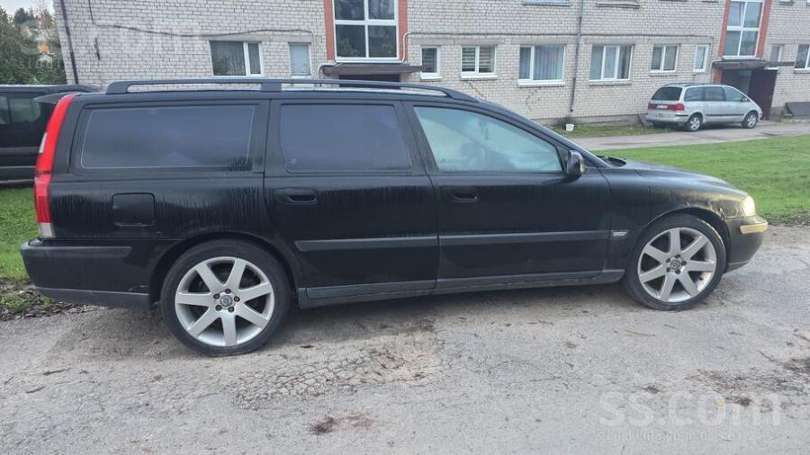 Black Volvo V70 2002 in Bauska, with an engine capacity of 2.40 L and mileage of 460 thousand km for 1300 €, photo 1 on AUTOMOTO.COM.LV