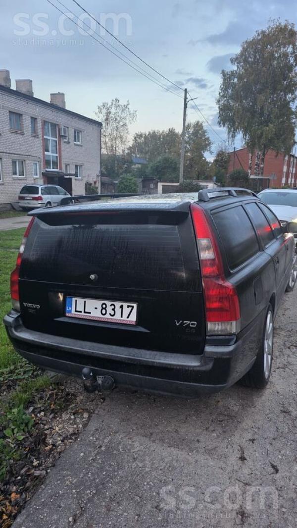 Black Volvo V70 2002 in Bauska, with an engine capacity of 2.40 L and mileage of 460 thousand km for 1300 €, photo 3 on AUTOMOTO.COM.LV