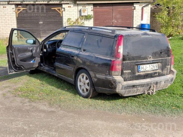 Черный Вольво В70 2002 в Салдус, объемом двигателя 2.40 л и пробегом 486 тыс. км за 500 €, фото 1 на AUTOMOTO.COM.LV
