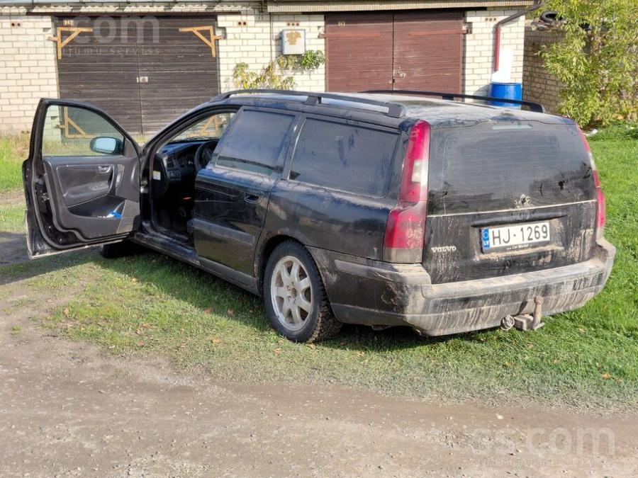 Черный Вольво В70 2002 в Салдус, объемом двигателя 2.40 л и пробегом 486 тыс. км за 500 €, фото 1 на AUTOMOTO.COM.LV