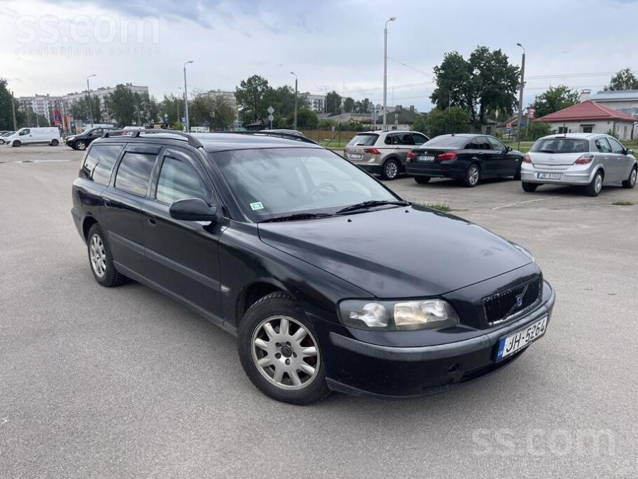 Black Volvo V70 2003 in Riga, with an engine capacity of 2.40 L and mileage of 302 thousand km for 990 €, photo 3 on AUTOMOTO.COM.LV