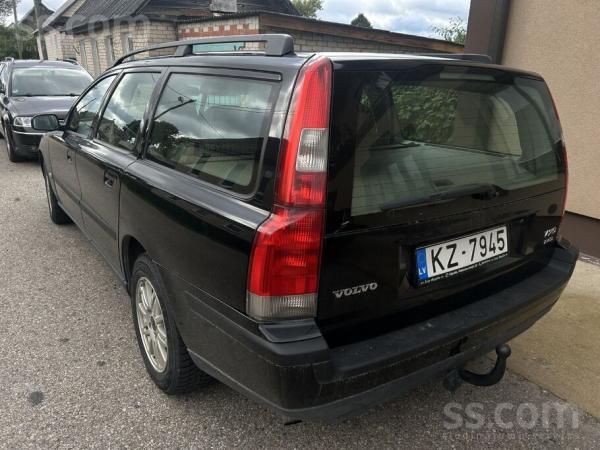 Black Volvo V70 2003 in Daugavpils, with an engine capacity of 2.40 L and mileage of 298 thousand km for 1100 €, photo 2 on AUTOMOTO.COM.LV
