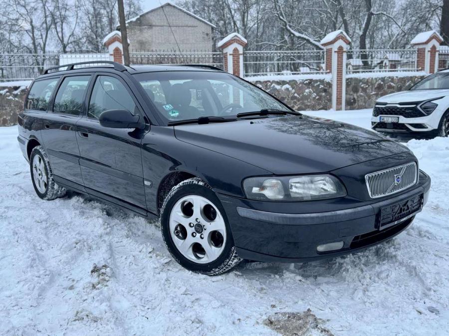 Black Volvo V70 2003 in Vilnius, with an engine capacity of 2.40 L and mileage of 320 thousand km for 2000 €, photo 1 on AUTOMOTO.COM.LV