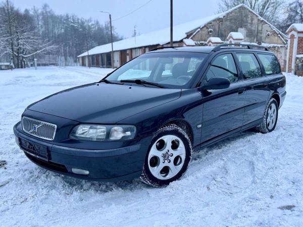 Black Volvo V70 2003 in Vilnius, with an engine capacity of 2.40 L and mileage of 320 thousand km for 2000 €, photo 2 on AUTOMOTO.COM.LV