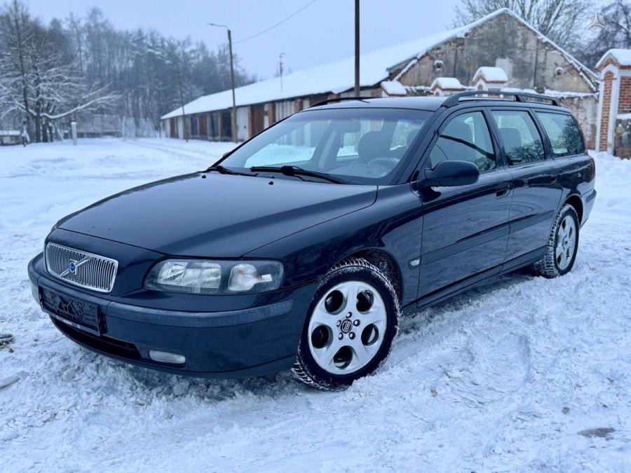Black Volvo V70 2003 in Vilnius, with an engine capacity of 2.40 L and mileage of 320 thousand km for 2000 €, photo 2 on AUTOMOTO.COM.LV