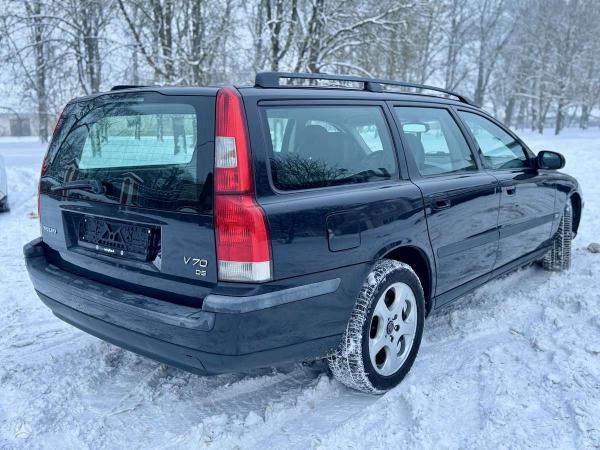 Black Volvo V70 2003 in Vilnius, with an engine capacity of 2.40 L and mileage of 320 thousand km for 2000 €, photo 3 on AUTOMOTO.COM.LV