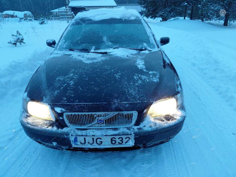 Black Volvo V70 2003 in Vilnius, with an engine capacity of 2.40 L and mileage of 455 thousand km for 850 €, photo 3 on AUTOMOTO.COM.LV