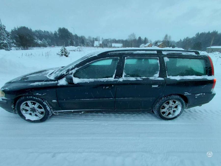 Black Volvo V70 2003 in Vilnius, with an engine capacity of 2.40 L and mileage of 455 thousand km for 850 €, photo 4 on AUTOMOTO.COM.LV