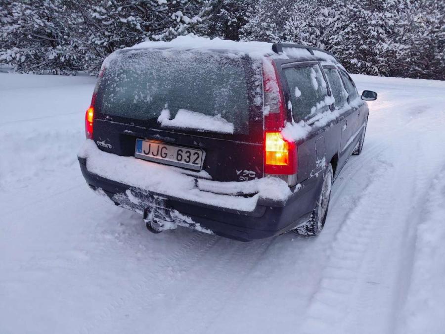 Black Volvo V70 2003 in Vilnius, with an engine capacity of 2.40 L and mileage of 455 thousand km for 850 €, photo 6 on AUTOMOTO.COM.LV