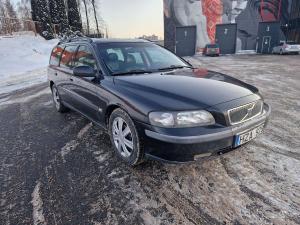 Black Volvo V70 2003 in Kaunas, with an engine capacity of 2.40 L and mileage of 400 thousand km for 1650 €, photo 3 on AUTOMOTO.COM.LV