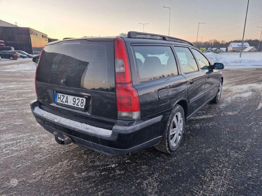 Black Volvo V70 2003 in Kaunas, with an engine capacity of 2.40 L and mileage of 400 thousand km for 1650 €, photo 5 on AUTOMOTO.COM.LV