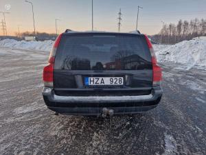 Black Volvo V70 2003 in Kaunas, with an engine capacity of 2.40 L and mileage of 400 thousand km for 1650 €, photo 6 on AUTOMOTO.COM.LV