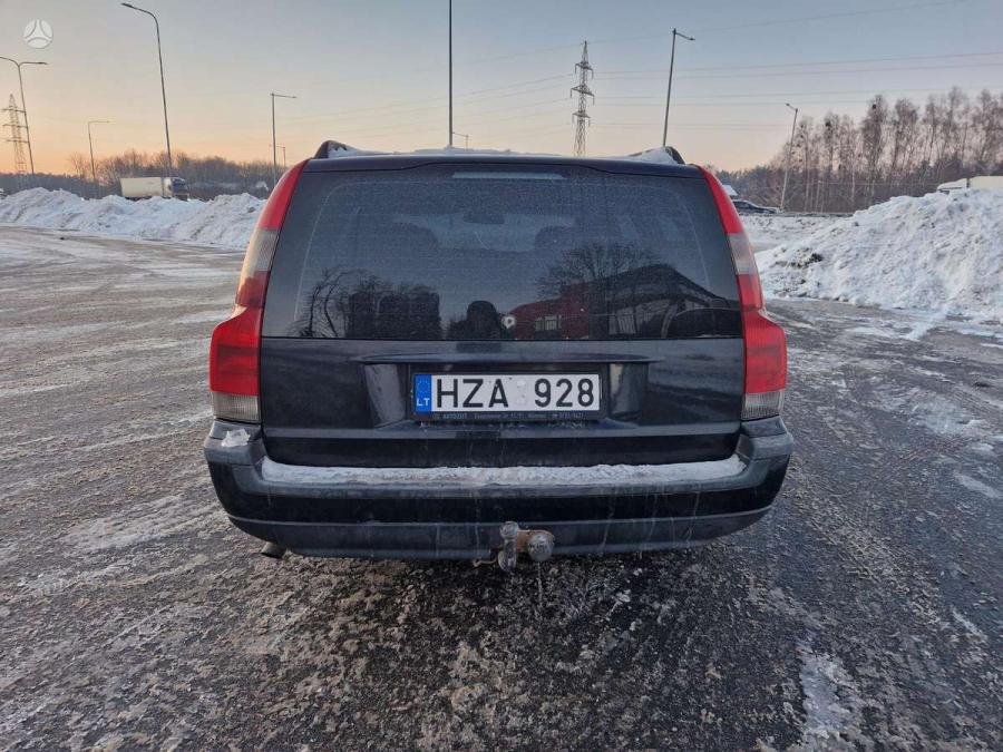 Black Volvo V70 2003 in Kaunas, with an engine capacity of 2.40 L and mileage of 400 thousand km for 1650 €, photo 6 on AUTOMOTO.COM.LV