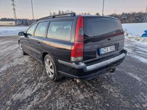 Black Volvo V70 2003 in Kaunas, with an engine capacity of 2.40 L and mileage of 400 thousand km for 1650 €, photo 7 on AUTOMOTO.COM.LV