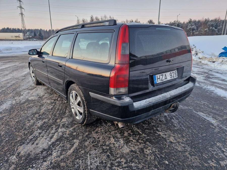 Black Volvo V70 2003 in Kaunas, with an engine capacity of 2.40 L and mileage of 400 thousand km for 1650 €, photo 7 on AUTOMOTO.COM.LV
