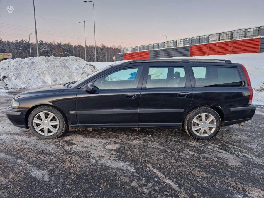 Black Volvo V70 2003 in Kaunas, with an engine capacity of 2.40 L and mileage of 400 thousand km for 1650 €, photo 8 on AUTOMOTO.COM.LV
