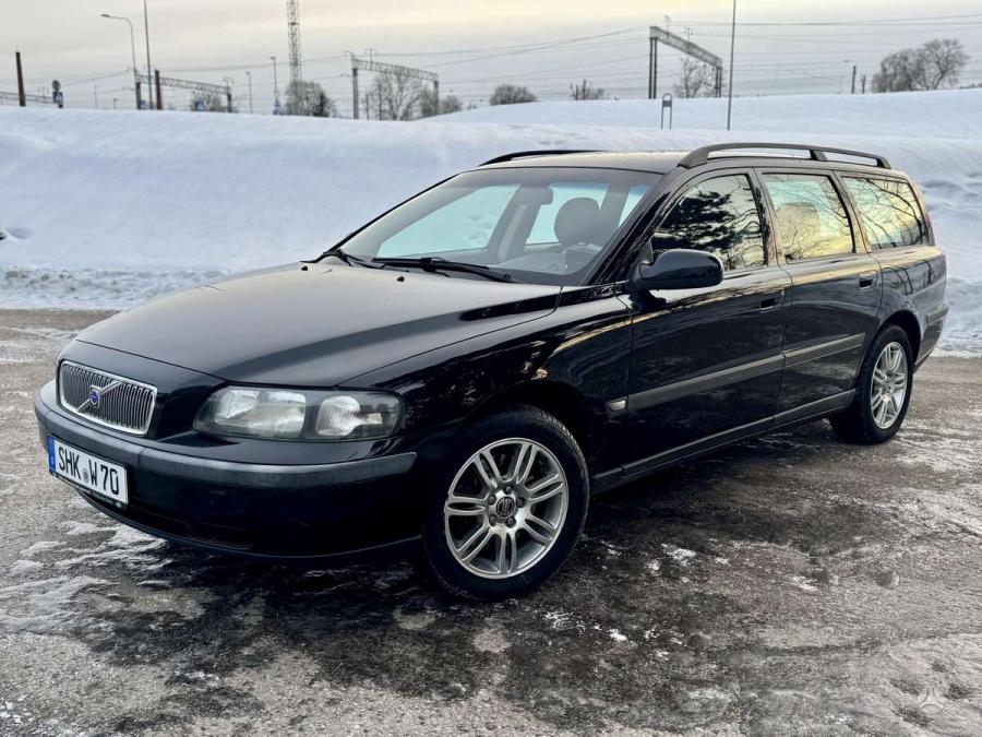 Black Volvo V70 2003 in Vilnius, with an engine capacity of 2.40 L and mileage of 260 thousand km for 1850 €, photo 2 on AUTOMOTO.COM.LV