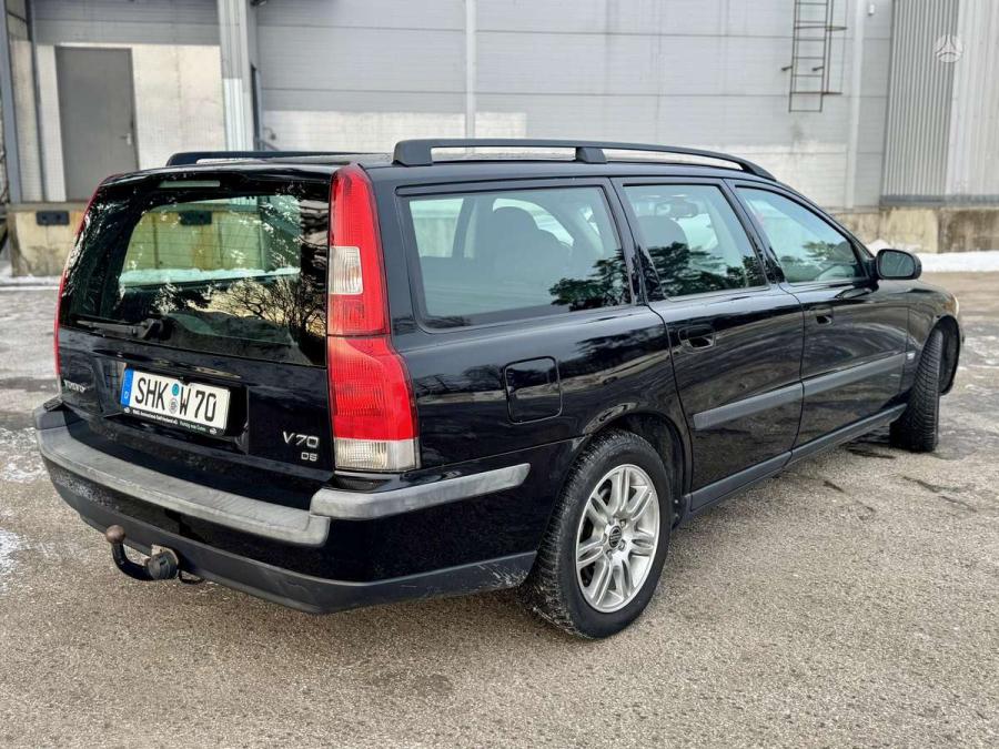 Black Volvo V70 2003 in Vilnius, with an engine capacity of 2.40 L and mileage of 260 thousand km for 1850 €, photo 4 on AUTOMOTO.COM.LV