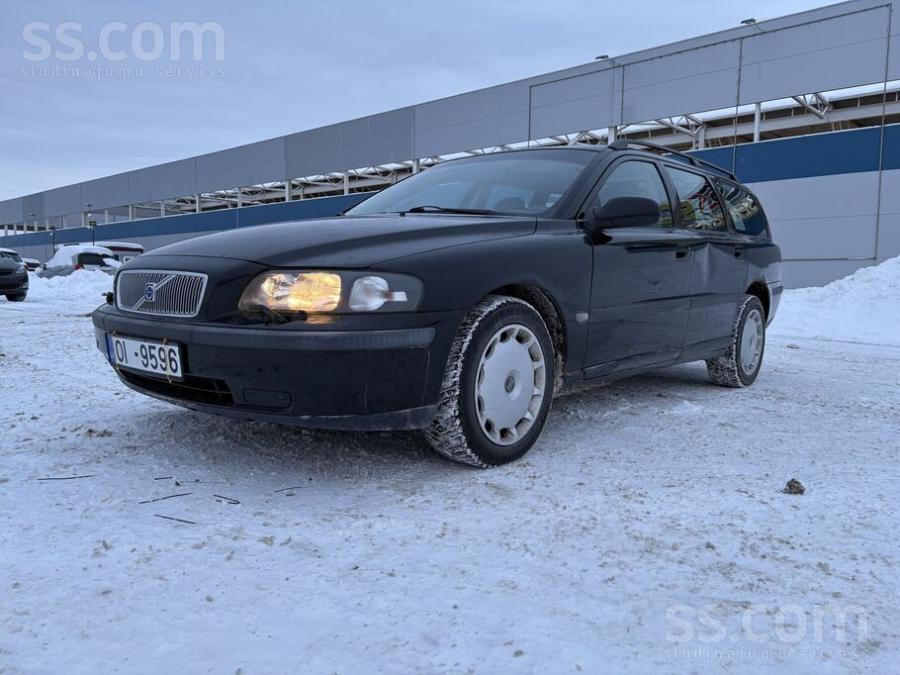 Black Volvo V70 2003 in Daugavpils, with an engine capacity of 2.40 L and mileage of 194 thousand km for 2250 €, photo 1 on AUTOMOTO.COM.LV