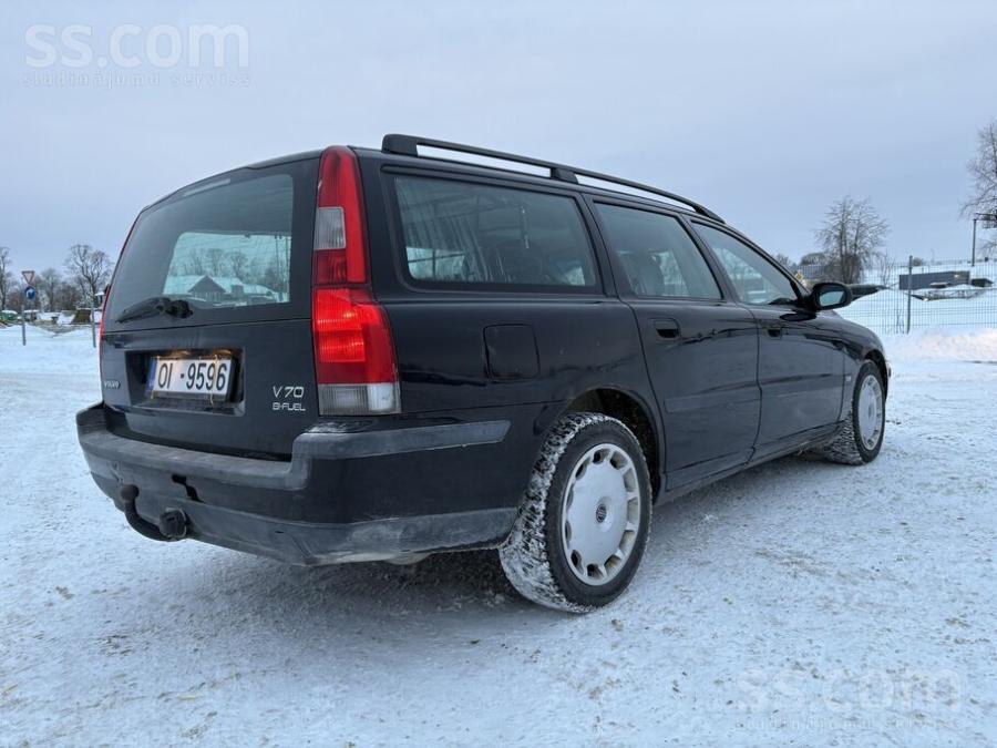 Black Volvo V70 2003 in Daugavpils, with an engine capacity of 2.40 L and mileage of 194 thousand km for 2250 €, photo 6 on AUTOMOTO.COM.LV