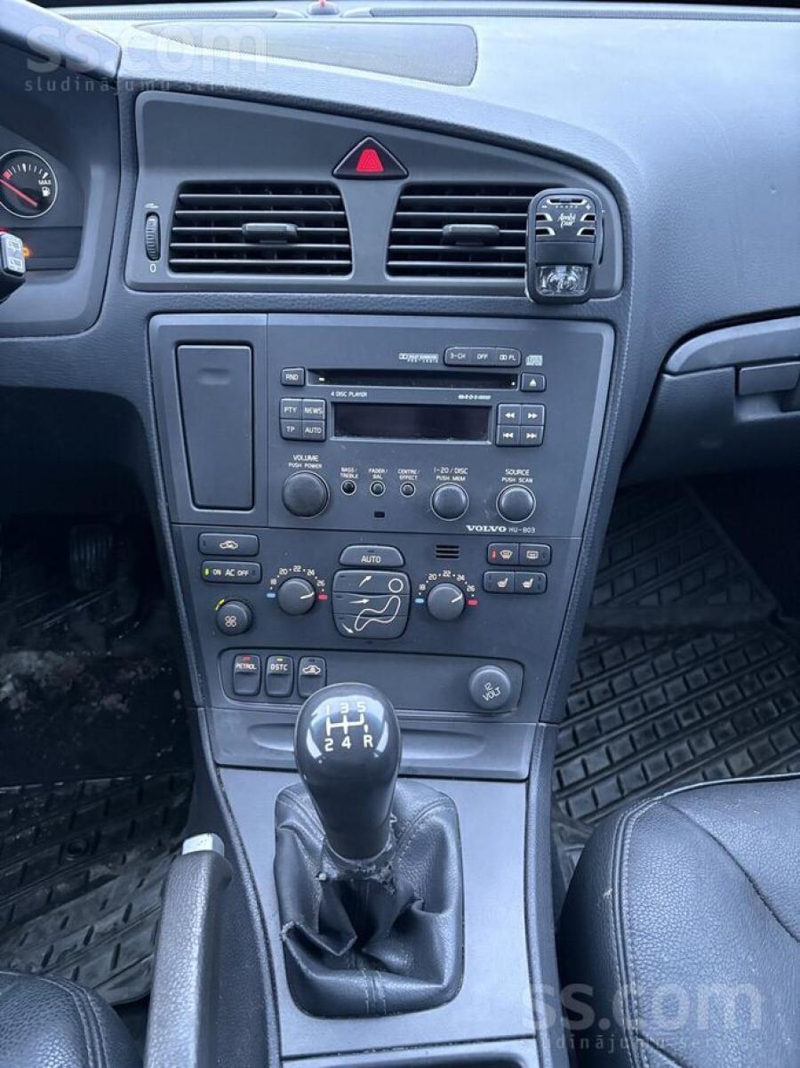 Black Volvo V70 2003 in Daugavpils, with an engine capacity of 2.40 L and mileage of 194 thousand km for 2250 €, photo 11 on AUTOMOTO.COM.LV