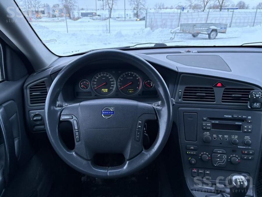Black Volvo V70 2003 in Daugavpils, with an engine capacity of 2.40 L and mileage of 194 thousand km for 2250 €, photo 12 on AUTOMOTO.COM.LV